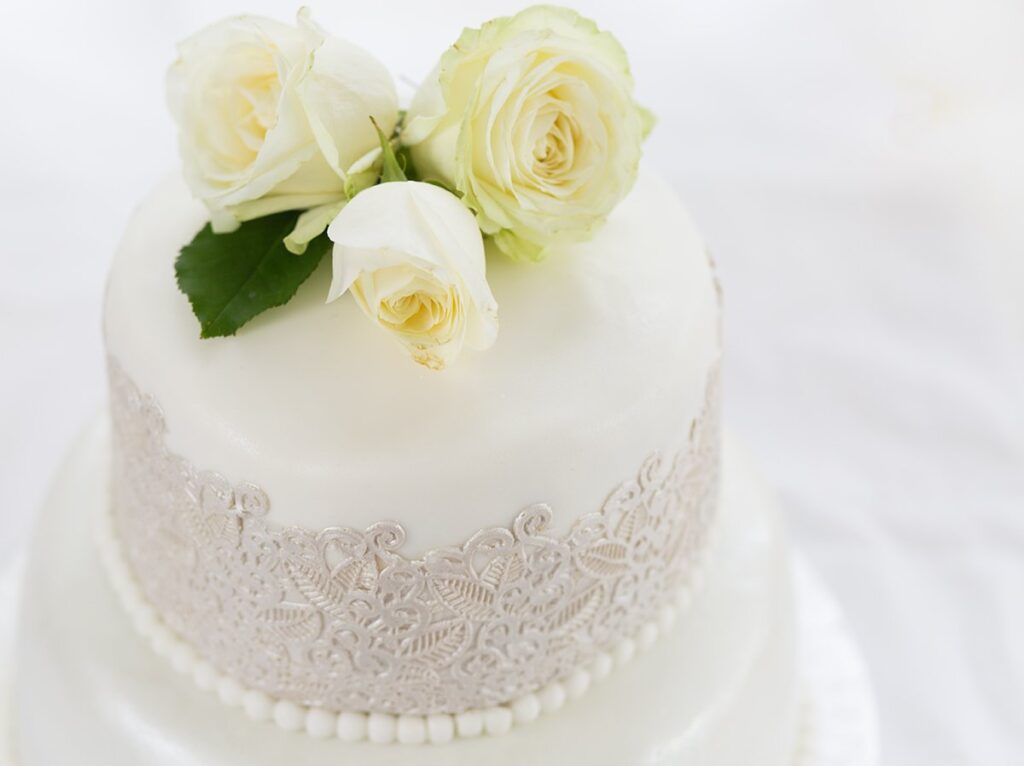 Fondant Torte Rezept - einfache Hochzeitstorte - A Matter Of Taste