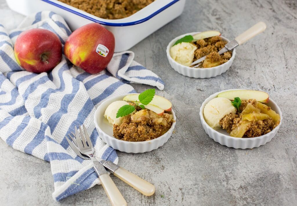 Leckeres Apfel Crumble Rezept mit Apfeleis - A Matter Of Taste